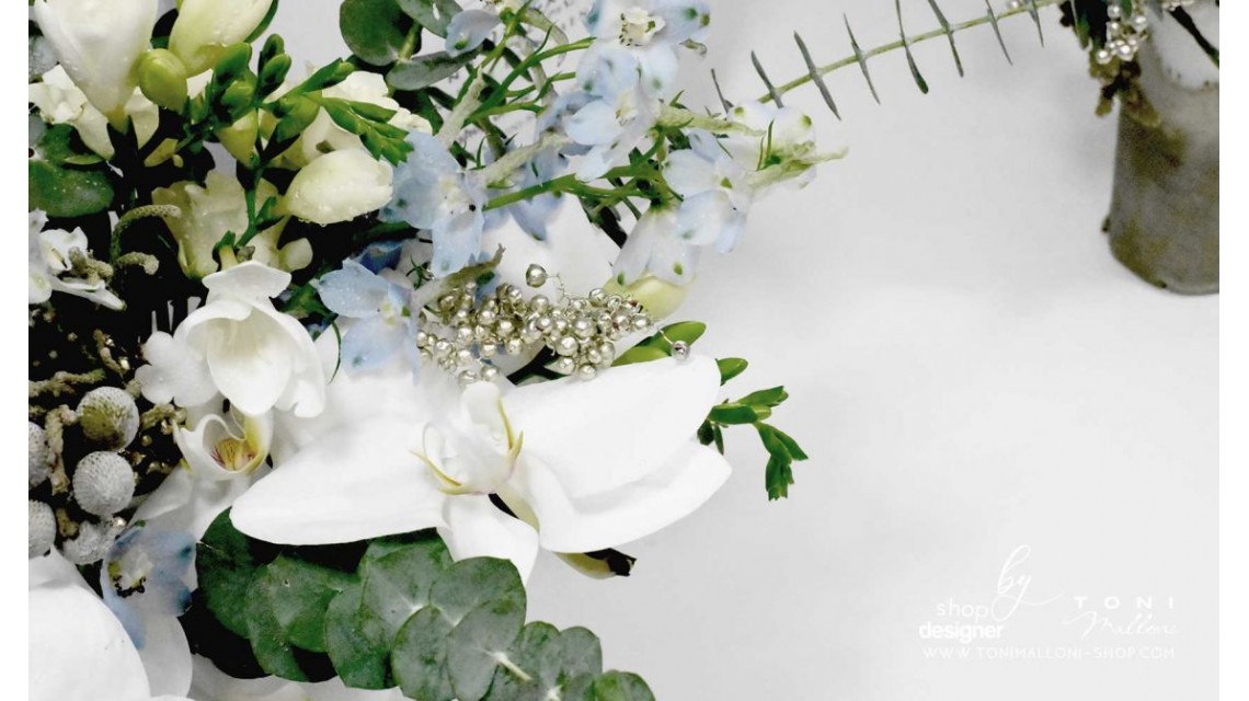 Decoratiune cristelnita cu frezii orhidee albe eucalipt si alte flori ...