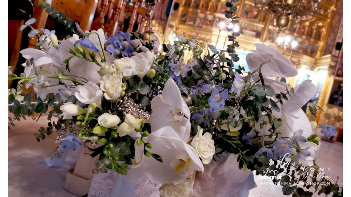 Decoratiune cristelnita cu frezii orhidee albe eucalipt si alte flori ...