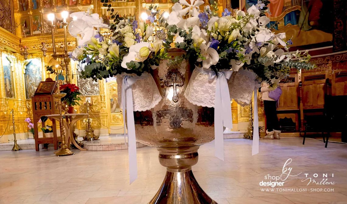 Decoratiune cristelnita cu frezii orhidee albe eucalipt si alte flori ...