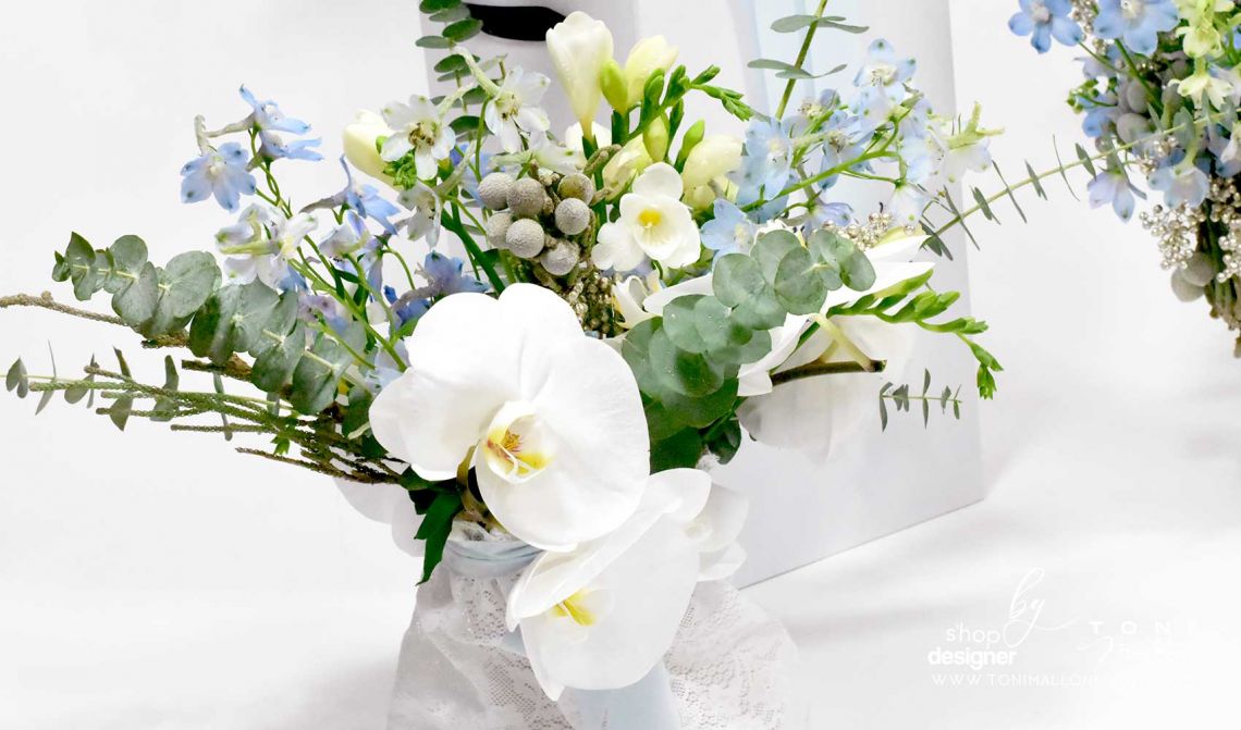 Decoratiune cristelnita cu frezii orhidee albe eucalipt si alte flori ...