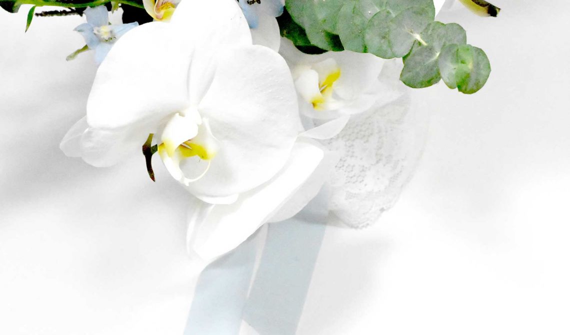 Decoratiune cristelnita cu frezii orhidee albe eucalipt si alte flori ...