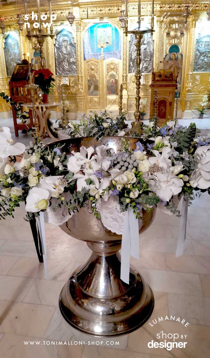 Decoratiune cristelnita cu frezii orhidee albe eucalipt si alte flori ...